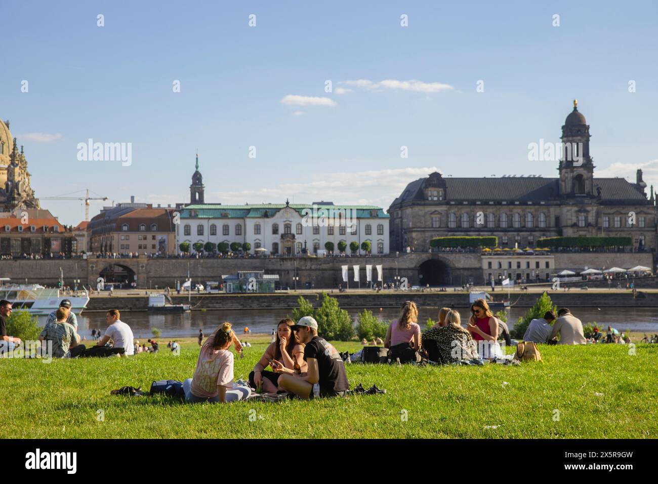 Men's groups on the way to the Men's Day at the Dresden Koenigsufer ...