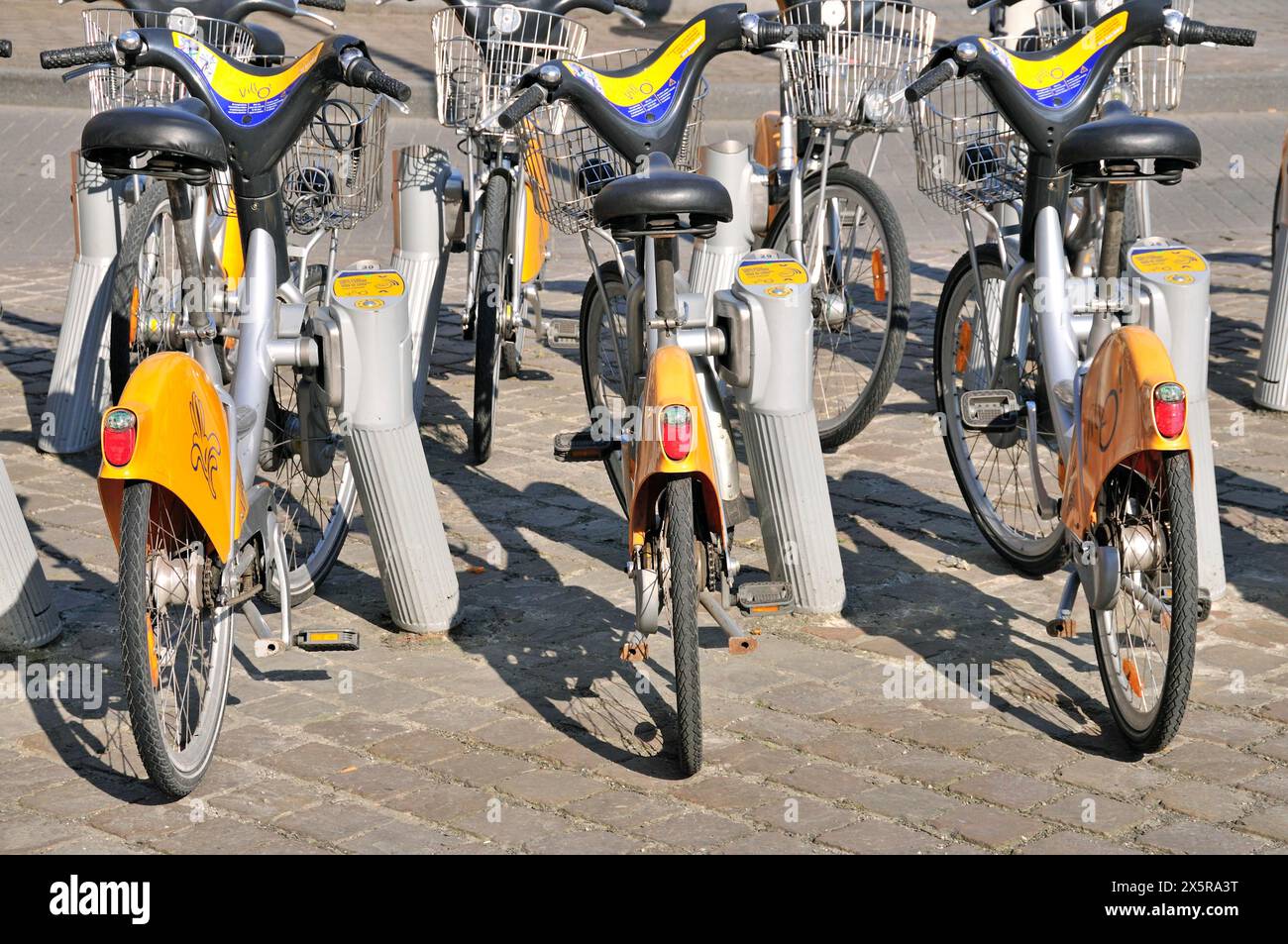 Villo hire bikes at Midi station, Brussels, Belgium Stock Photo - Alamy