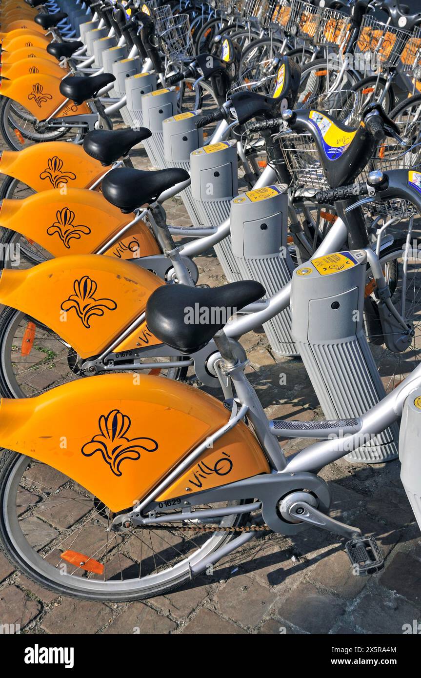 Villo hire bikes at Midi station, Brussels, Belgium Stock Photo - Alamy