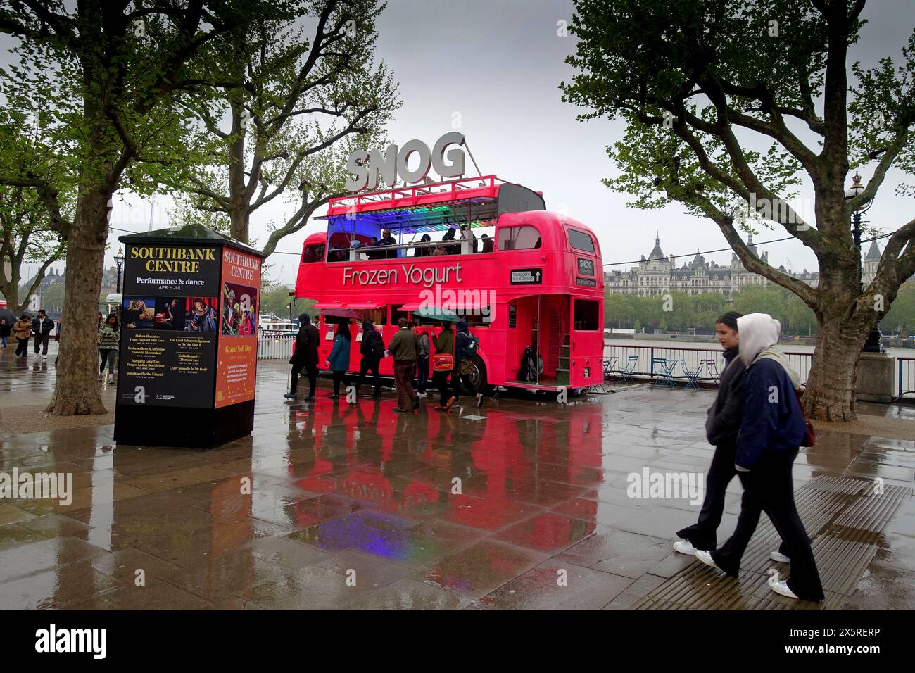 Snog hi-res stock photography and images - Alamy