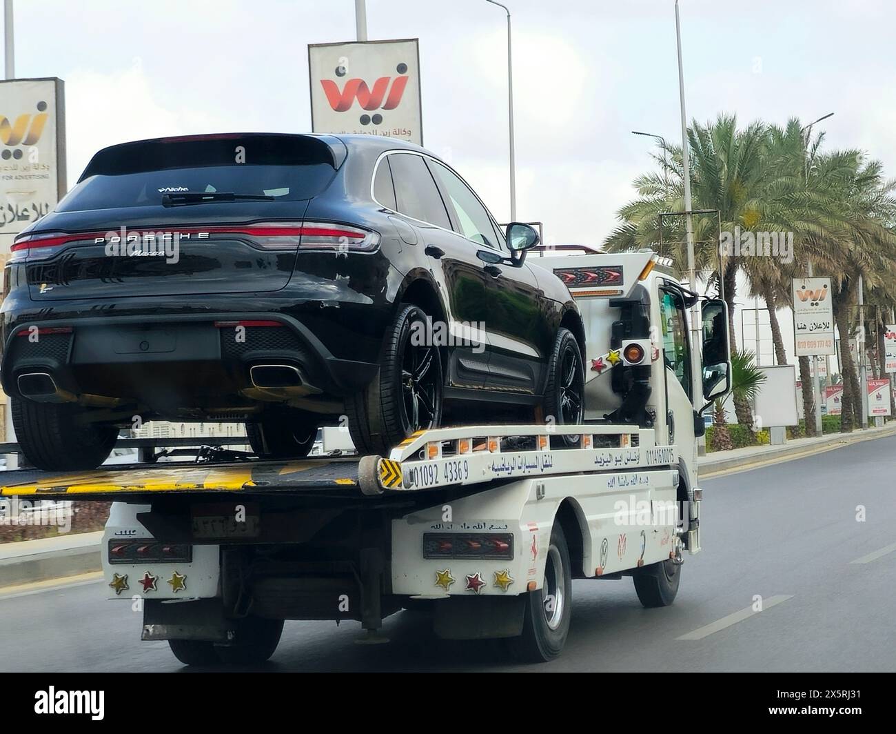 Flatbed tow trucks hi-res stock photography and images - Alamy