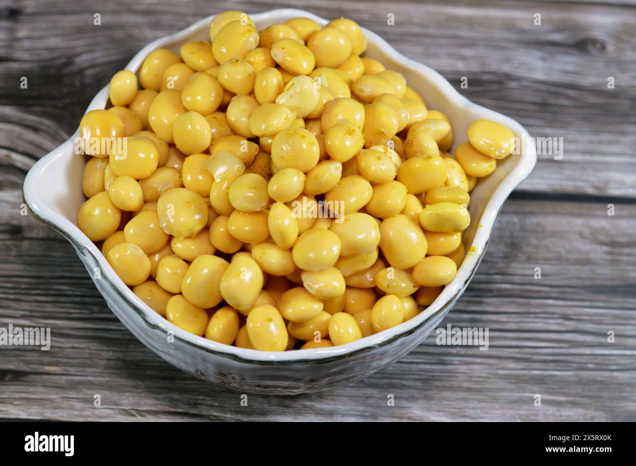 White lupin hi-res stock photography and images - Alamy