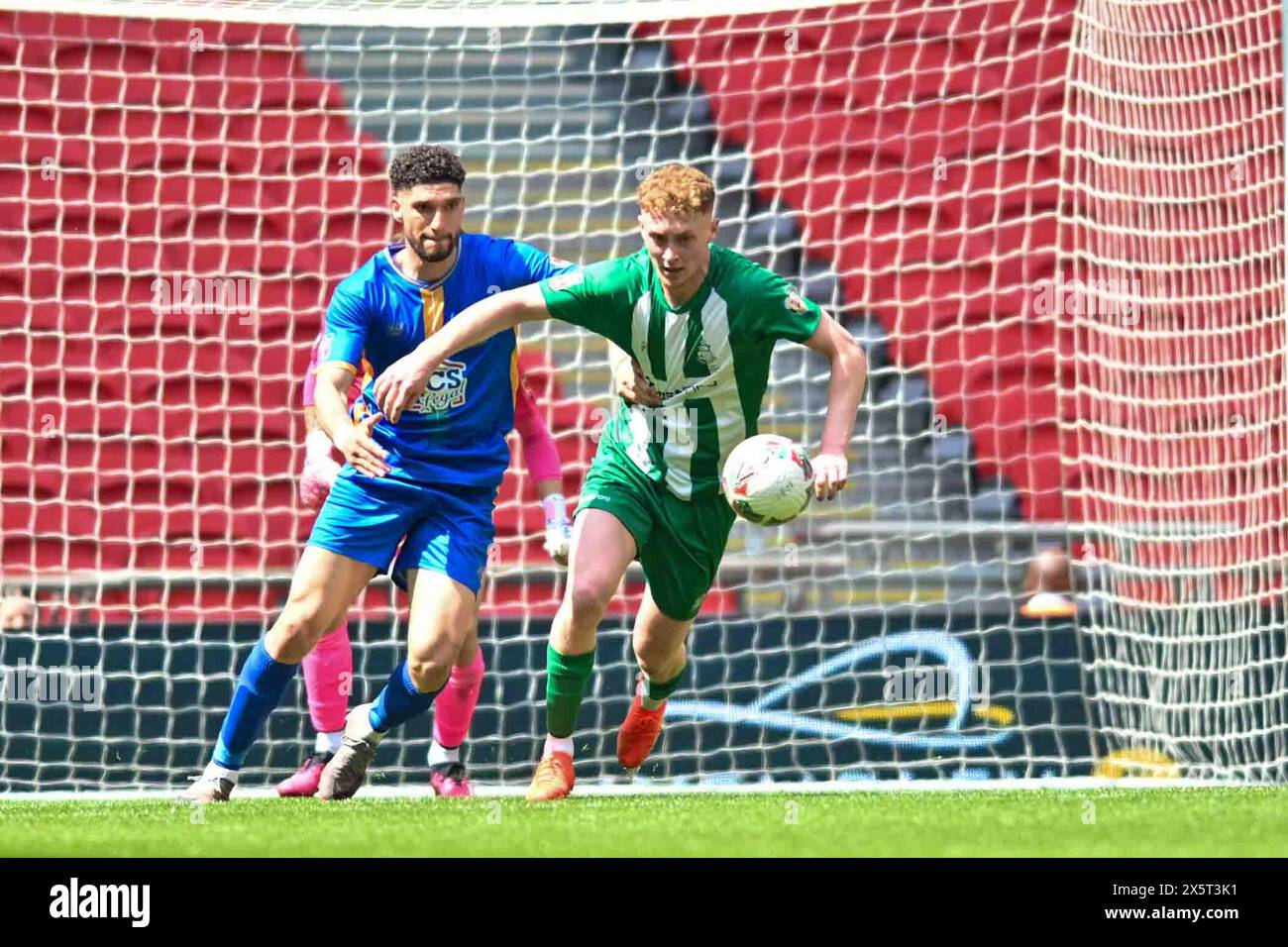 Harrison Topliss (5 Great Wakering Rovers) challenged by Hassan Nalbant ...