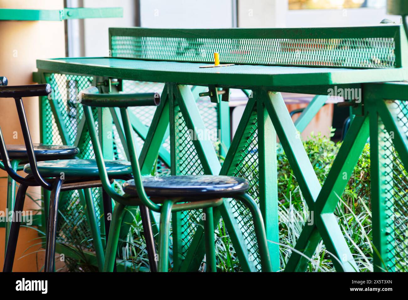 Black metal bar stools hi-res stock photography and images - Alamy
