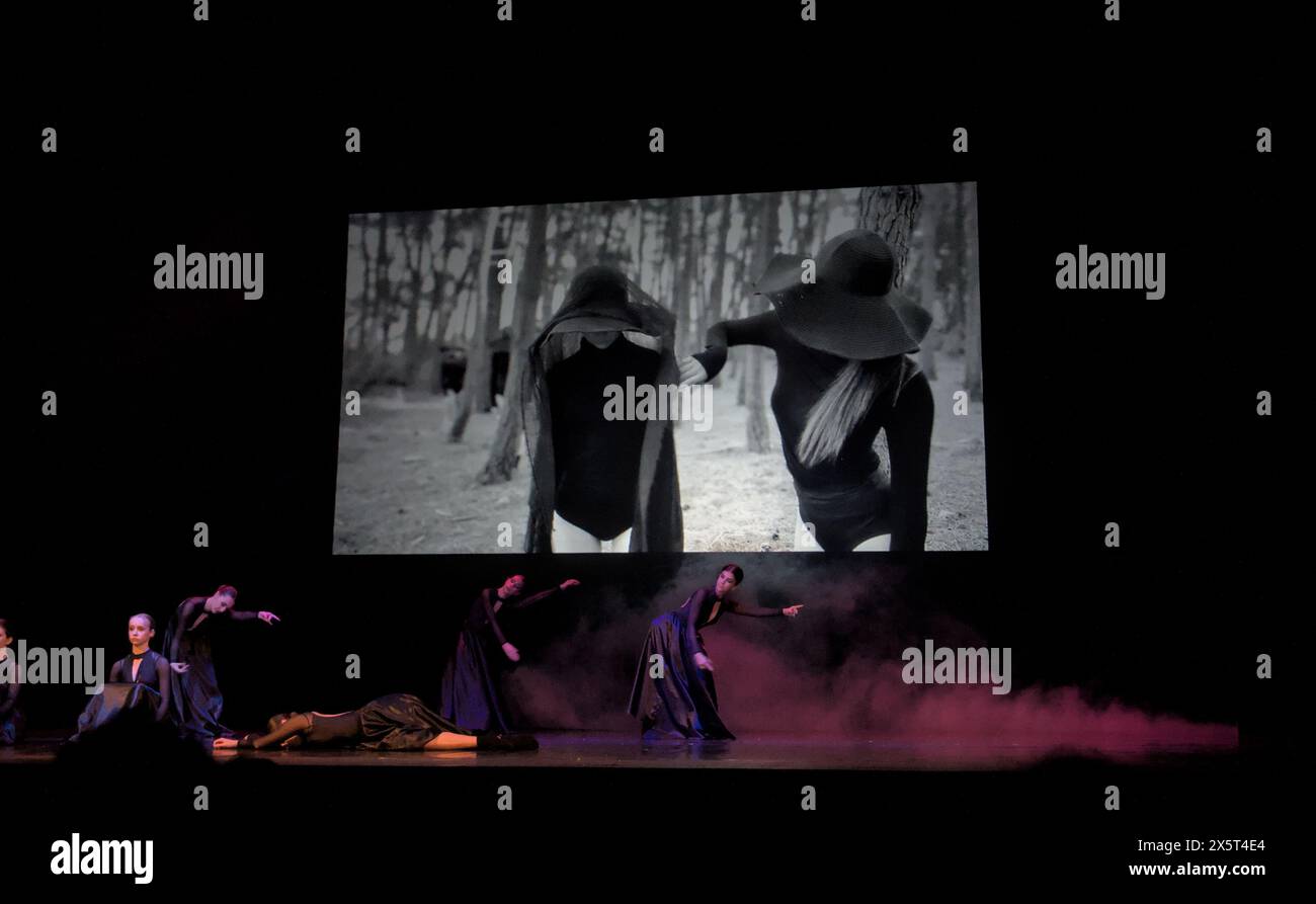 Modern dance exhibition with young Italian artist at the theater Stock ...