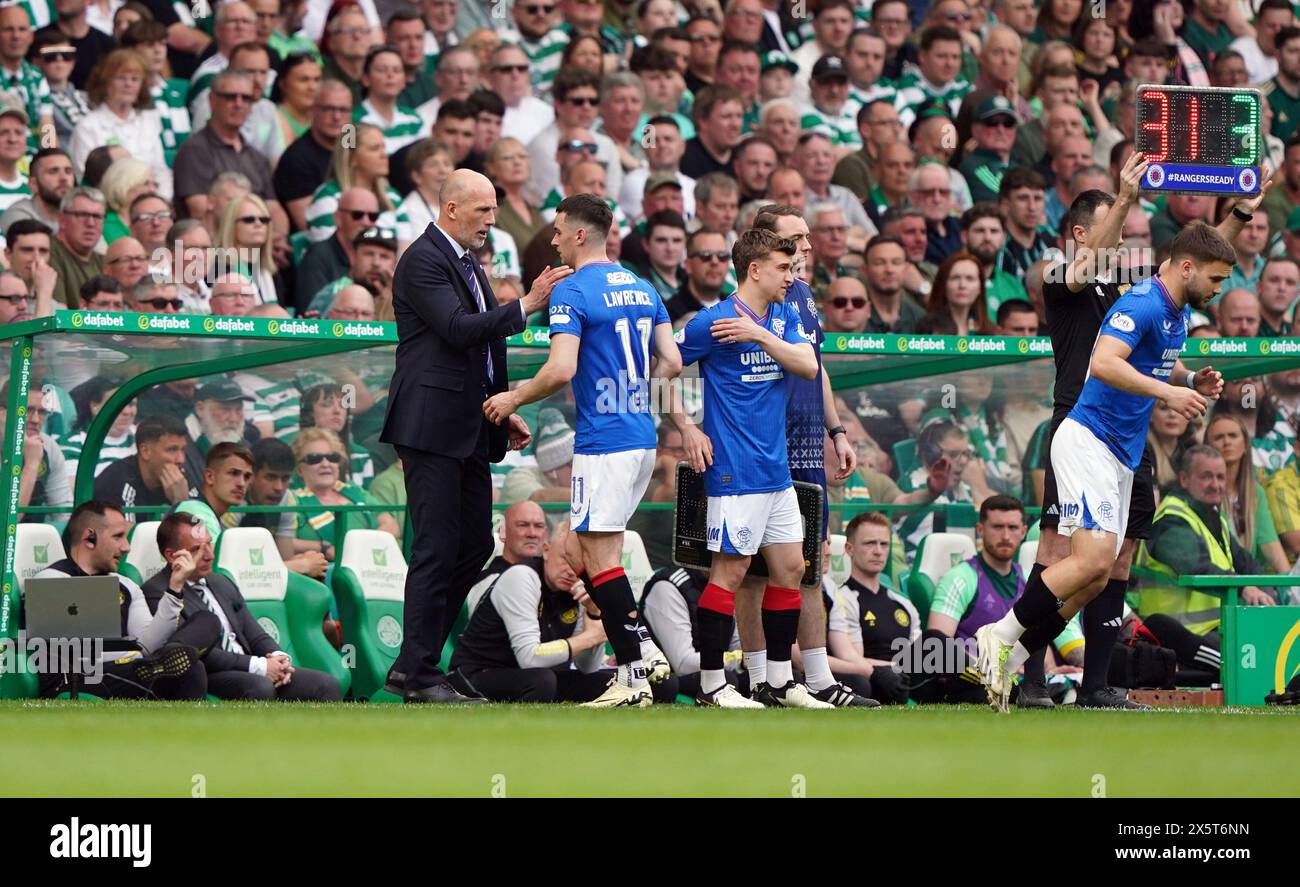Rangers manager Philippe Clement with Tom Lawrence as he is substituted ...