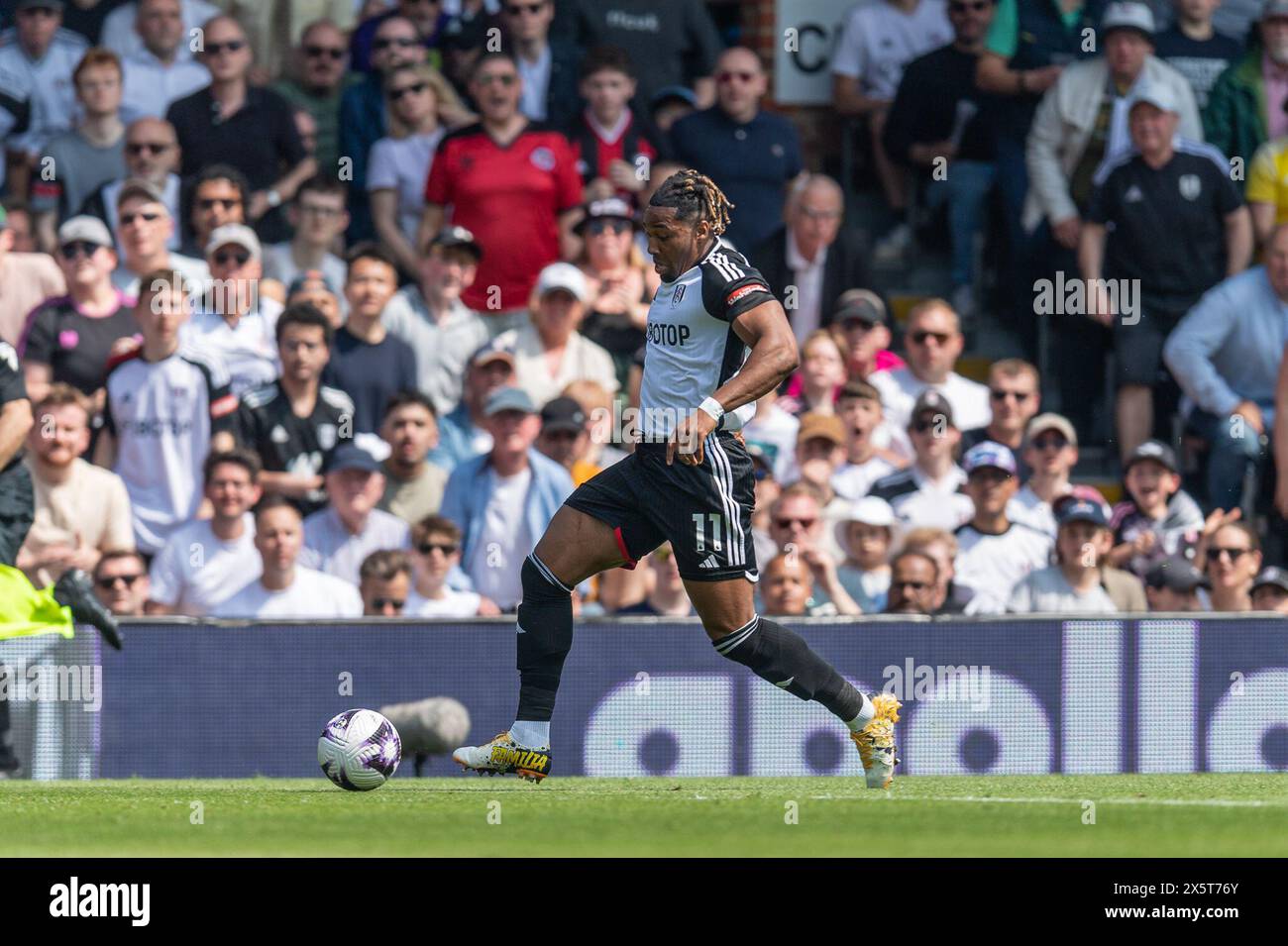 Adama Traoré of Fulham runs with the ball during the Premier League ...