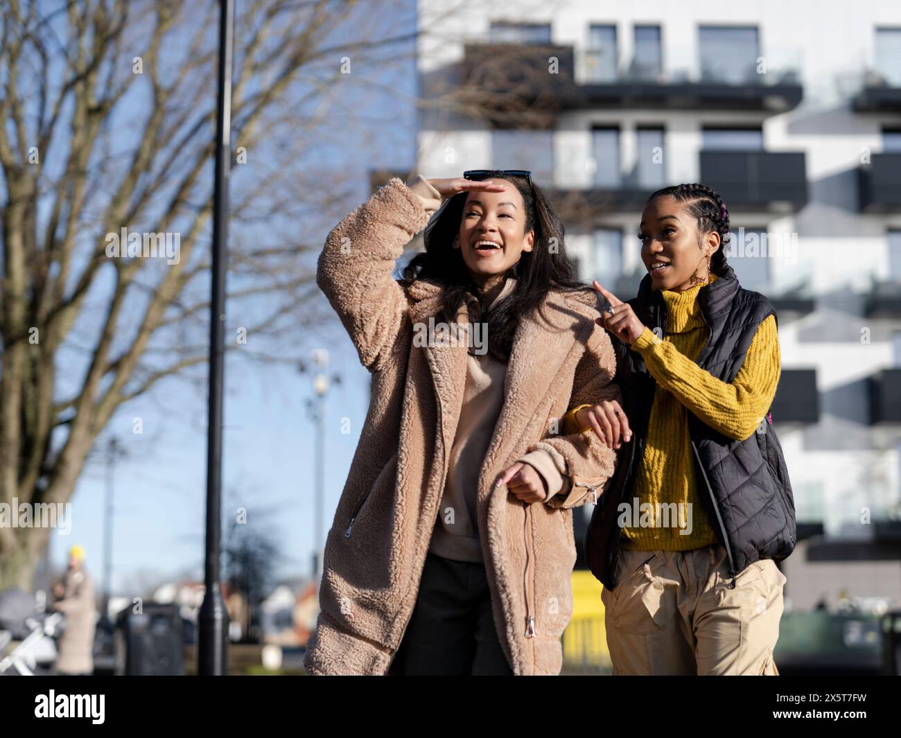 Friendship in urban setting hi-res stock photography and images - Alamy