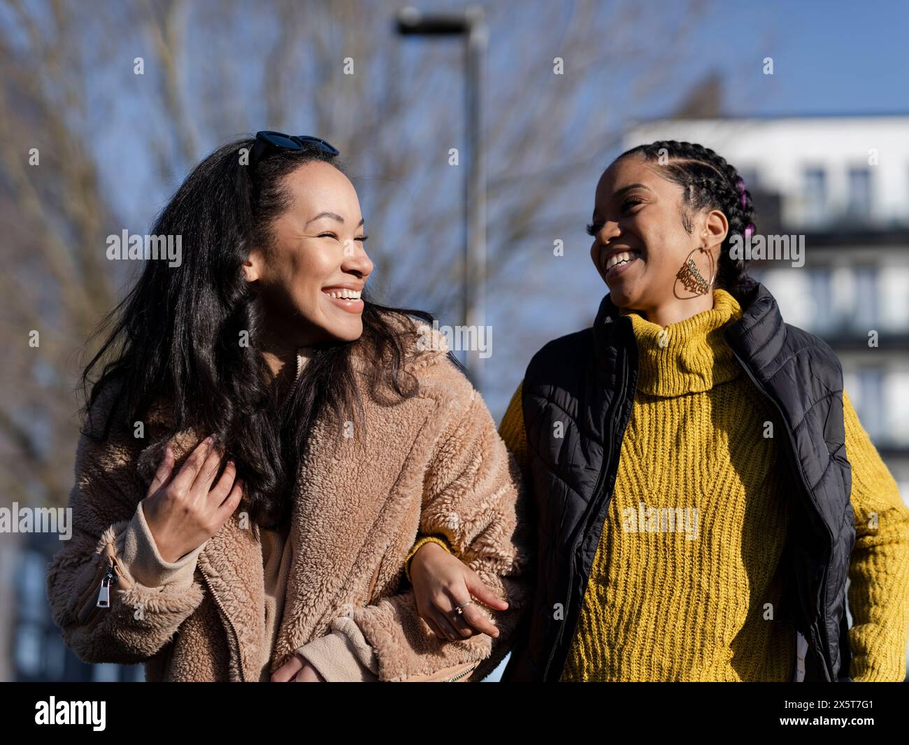 Hanging out horizontal hi-res stock photography and images - Alamy