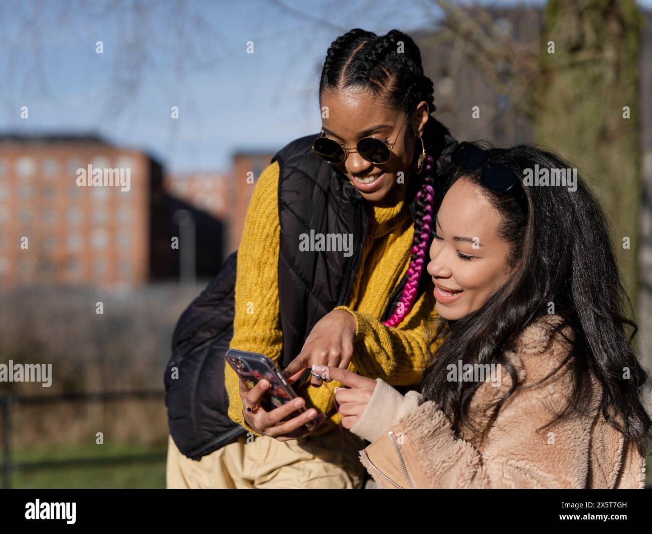 African women using phone hi-res stock photography and images - Alamy