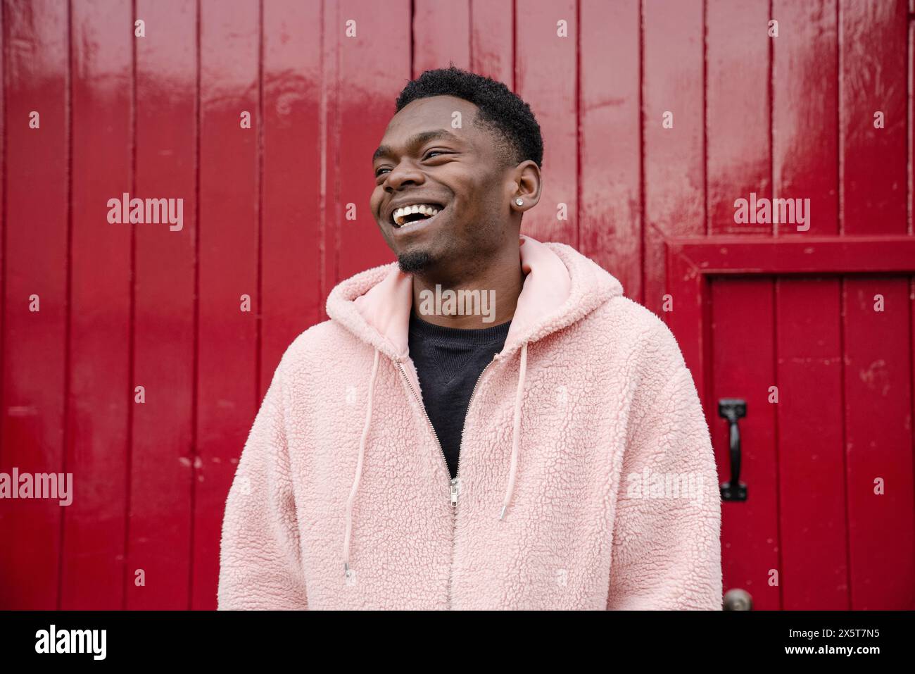 Man wearing hooded shirt hi-res stock photography and images - Alamy