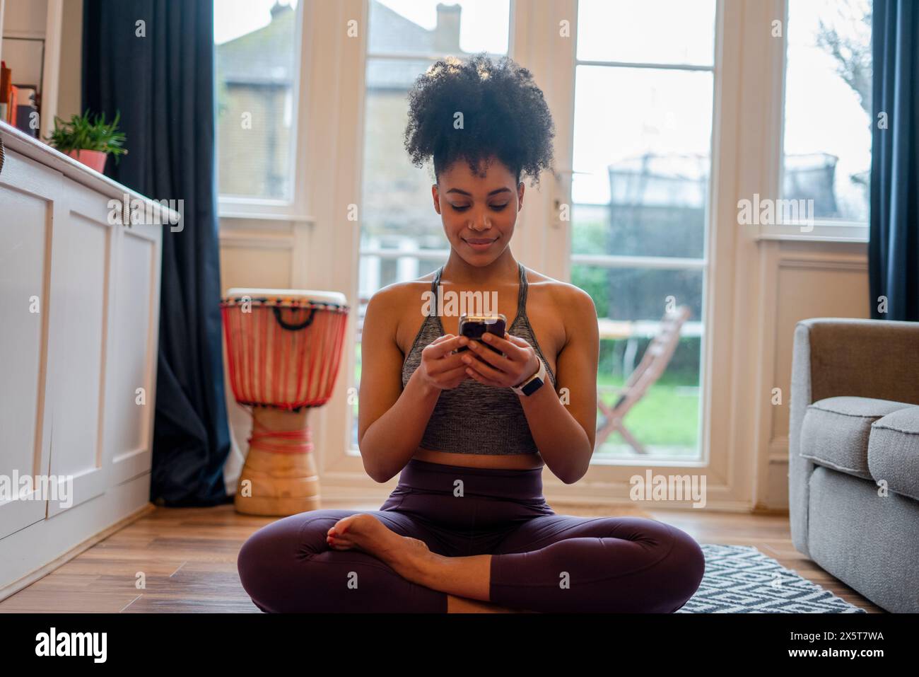 Exercise phone home hi-res stock photography and images - Alamy