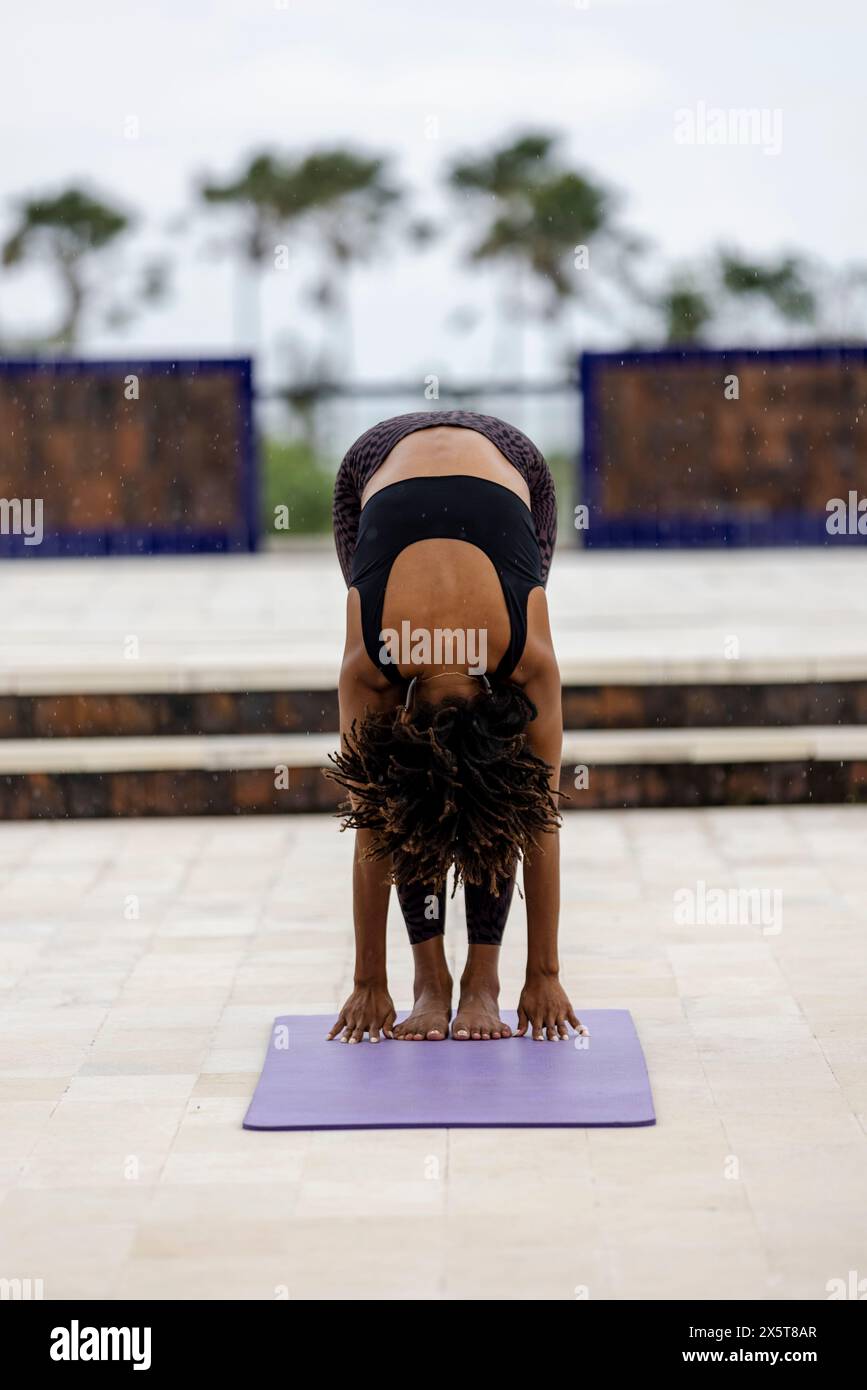 Yoga uttanasana hi-res stock photography and images - Alamy