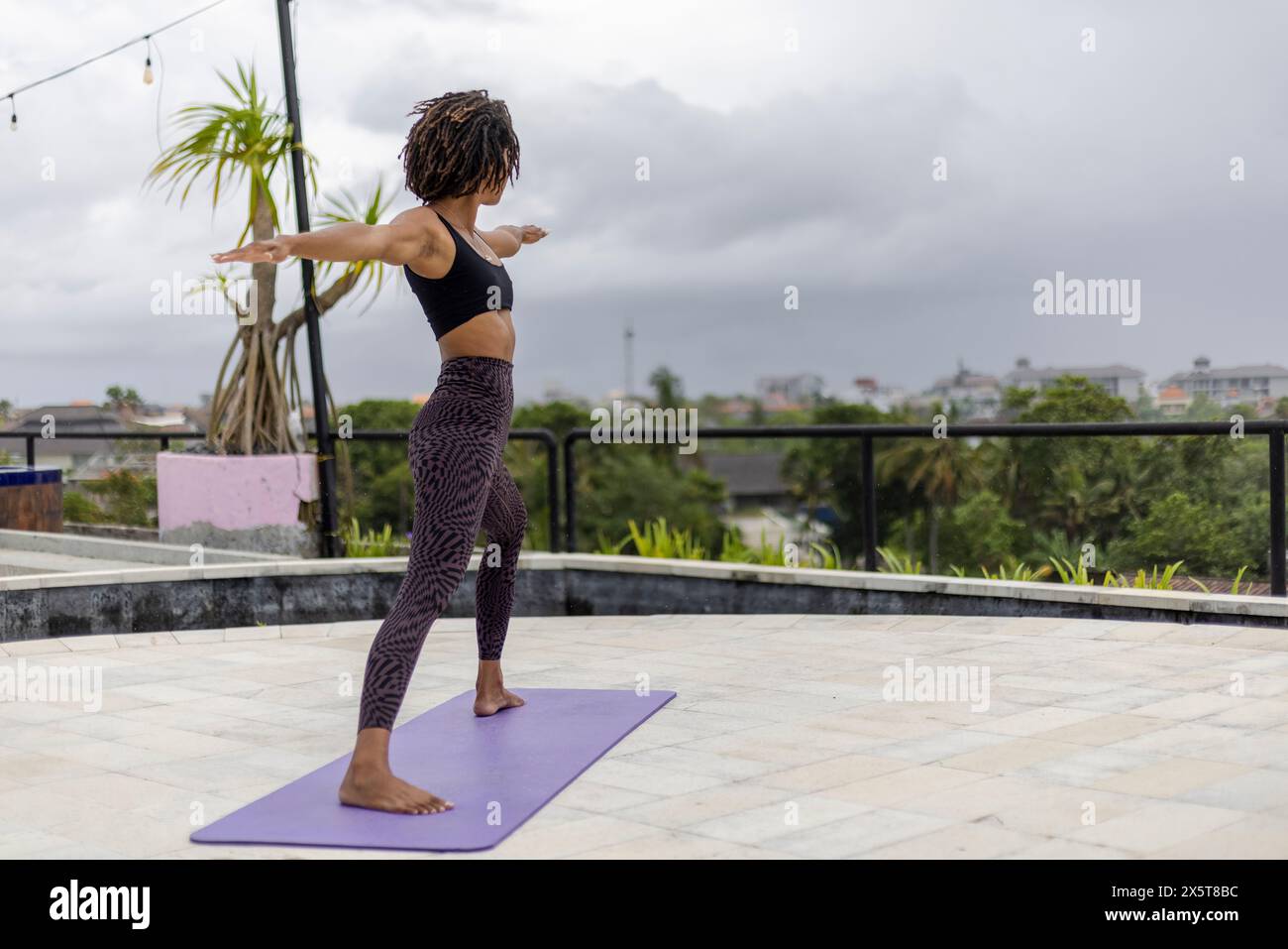 Warrior pose i hi-res stock photography and images - Alamy