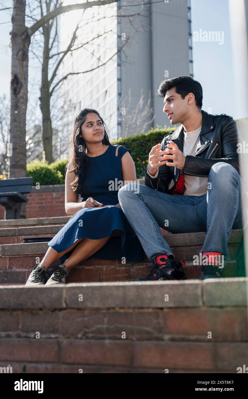 People sitting talking on campus hi-res stock photography and images ...