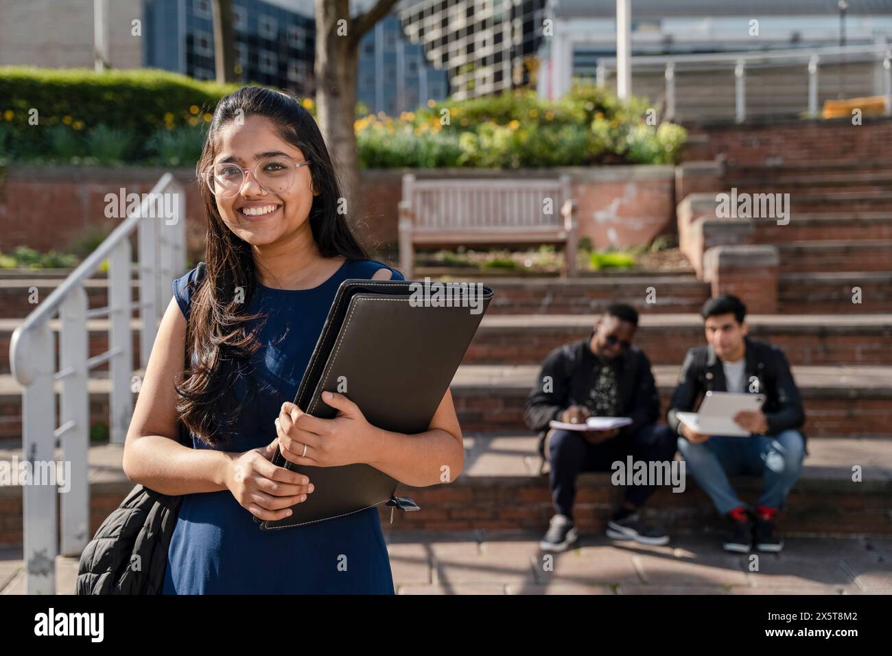 Female campus hi-res stock photography and images - Alamy