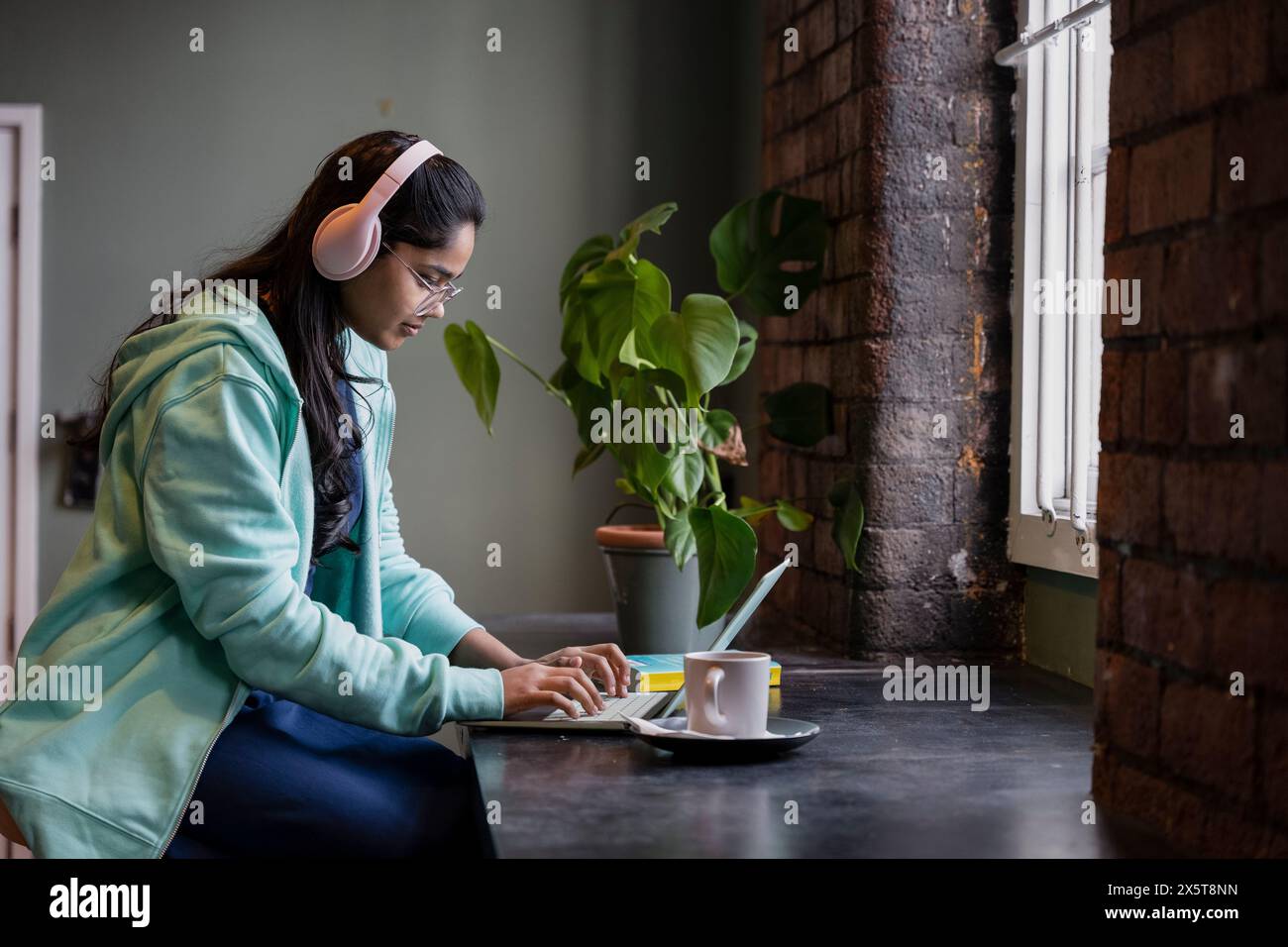 Indian student with laptop hi-res stock photography and images - Alamy