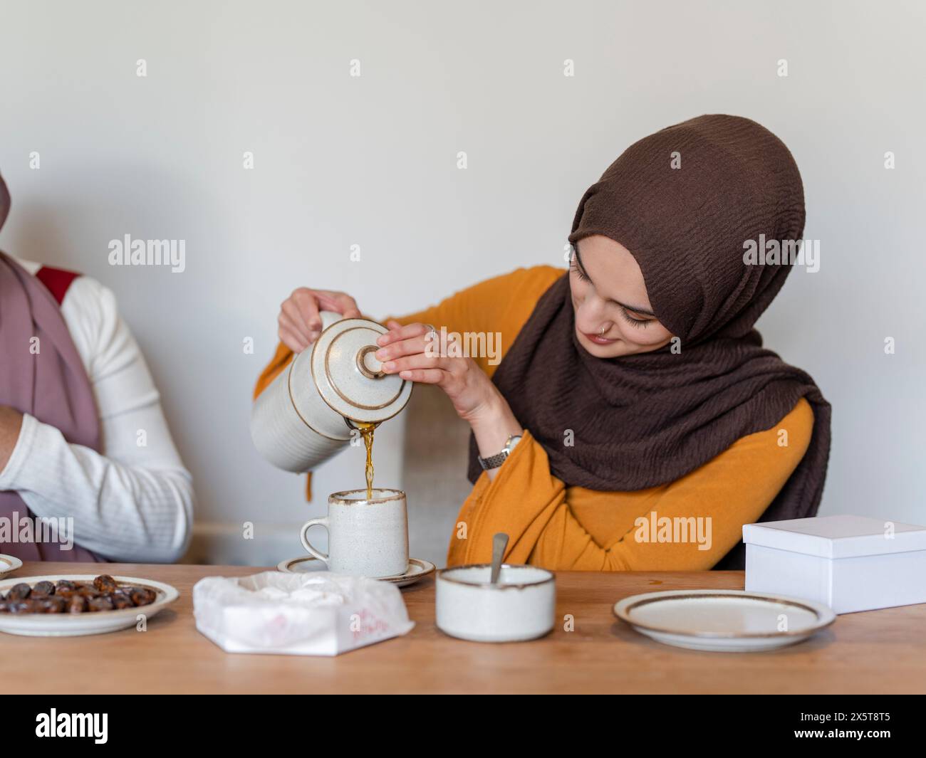 Women pouring tea hi-res stock photography and images - Alamy
