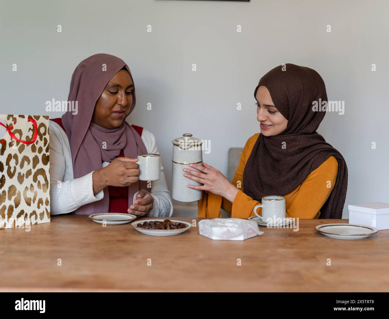 At home with friends uk hi-res stock photography and images - Alamy