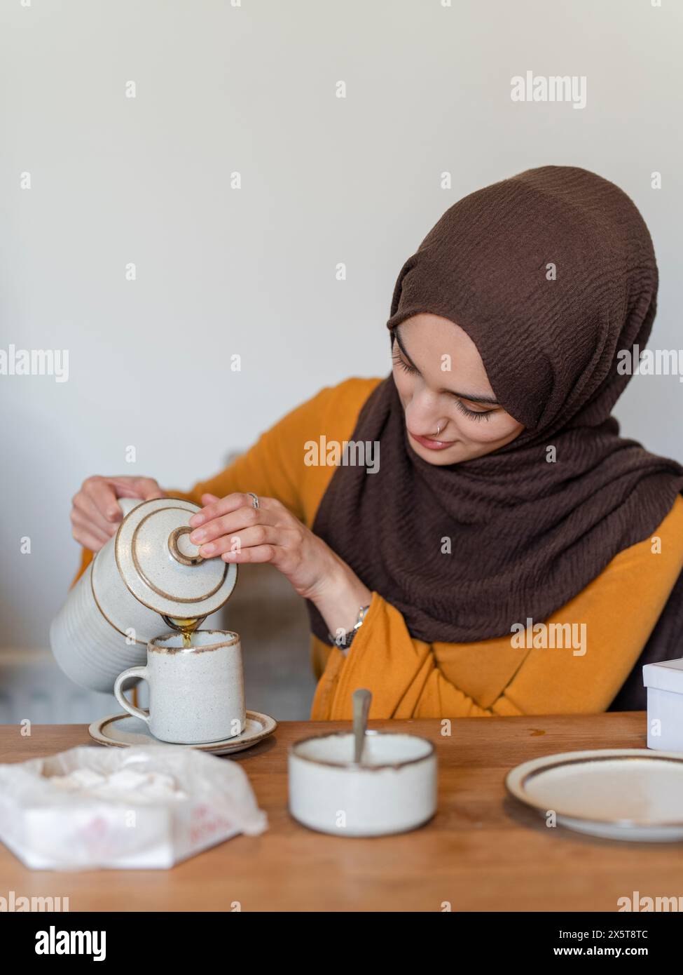 Woman cup tea table hi-res stock photography and images - Alamy