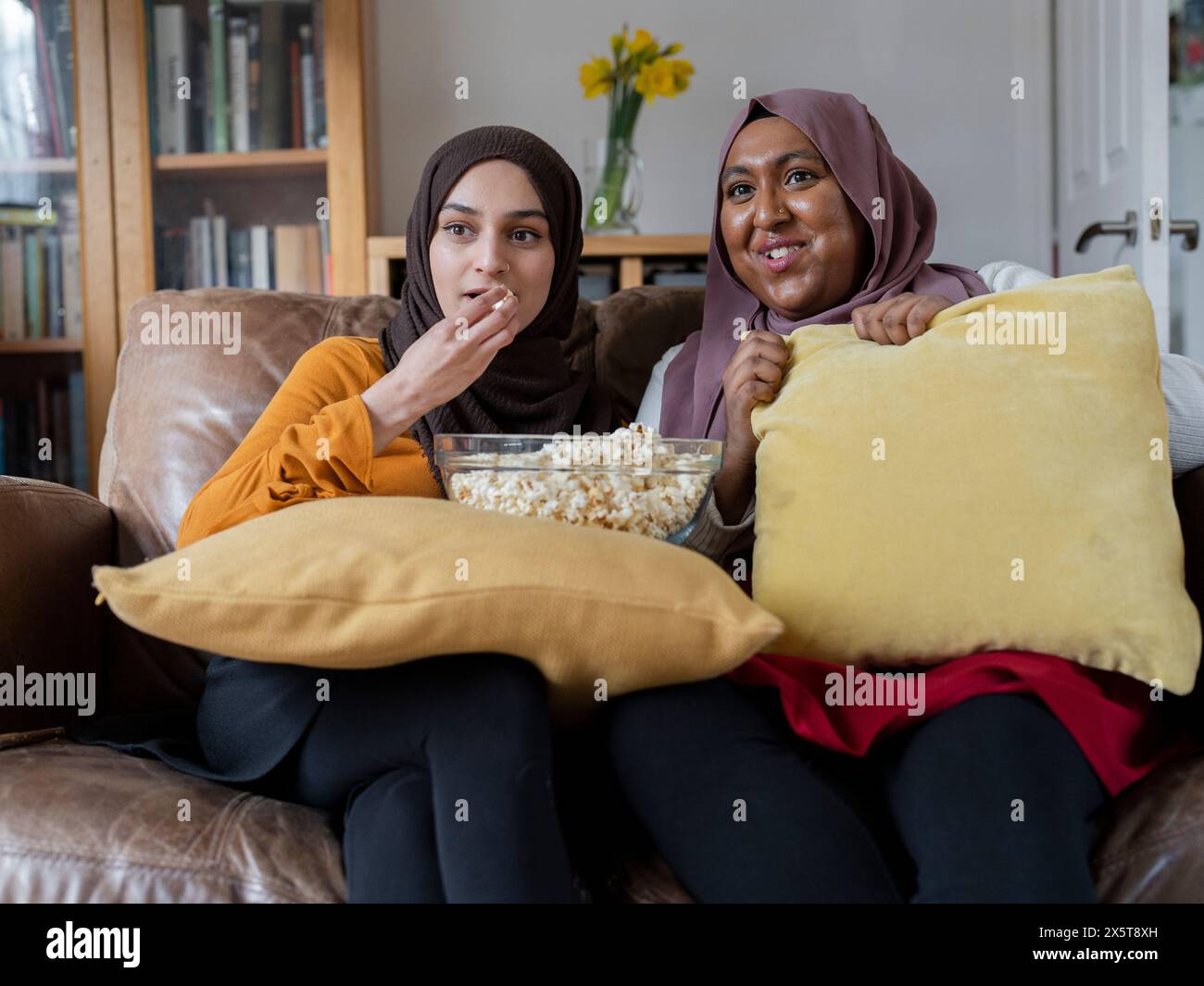 Friends popcorn watching tv hi-res stock photography and images - Alamy