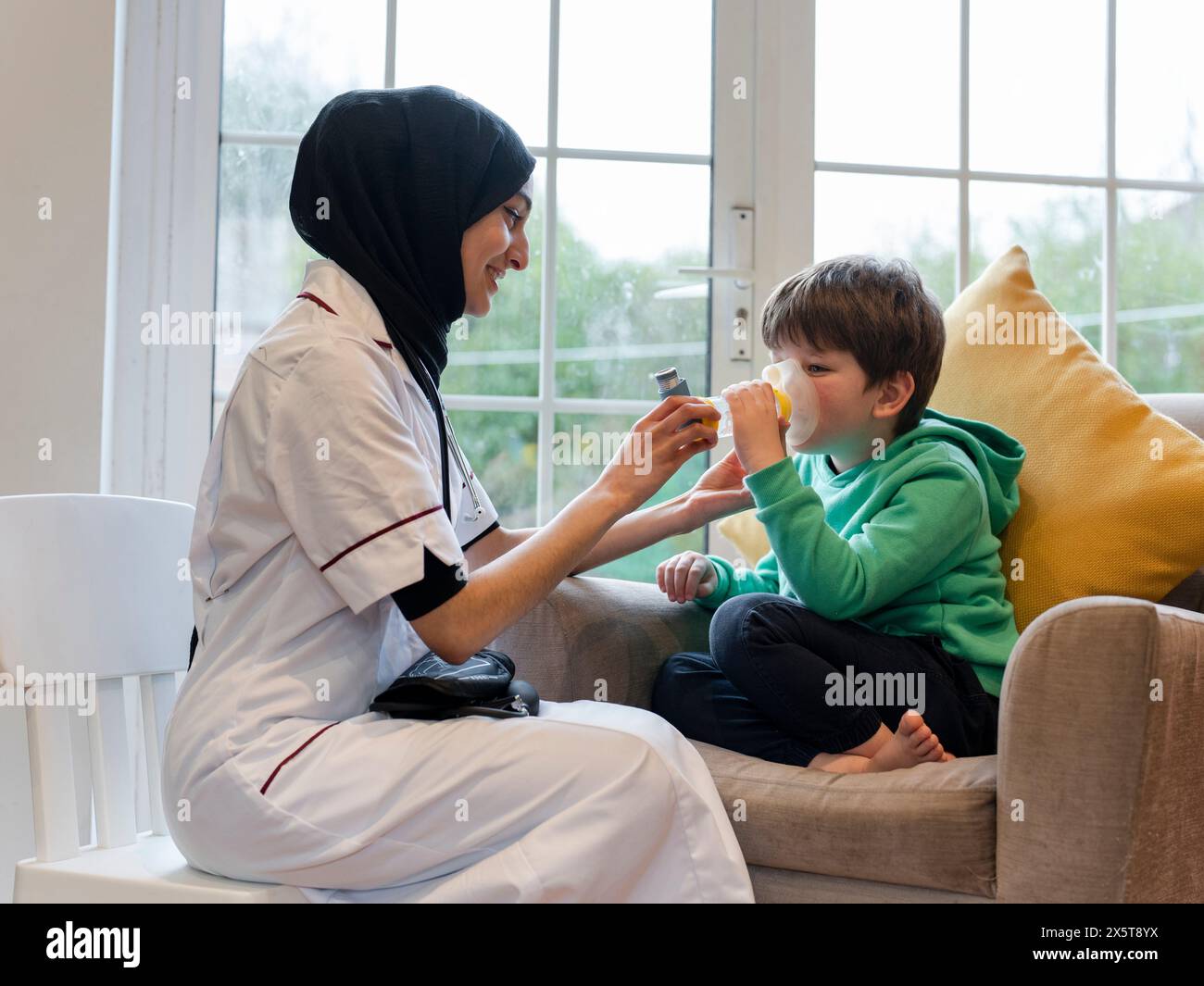 Child using inhaler uk hi-res stock photography and images - Alamy