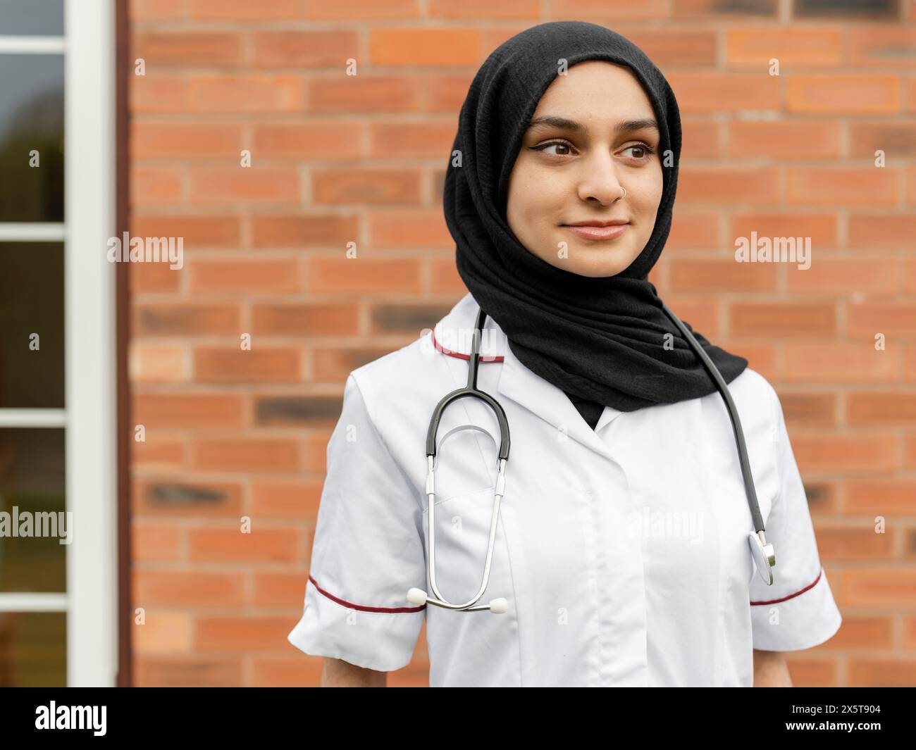 Female doctor wearing lab coat hi-res stock photography and images - Alamy
