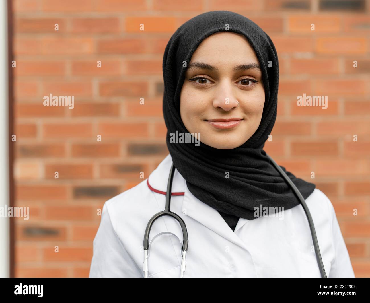 Portrait female doctor wearing face hi-res stock photography and images ...