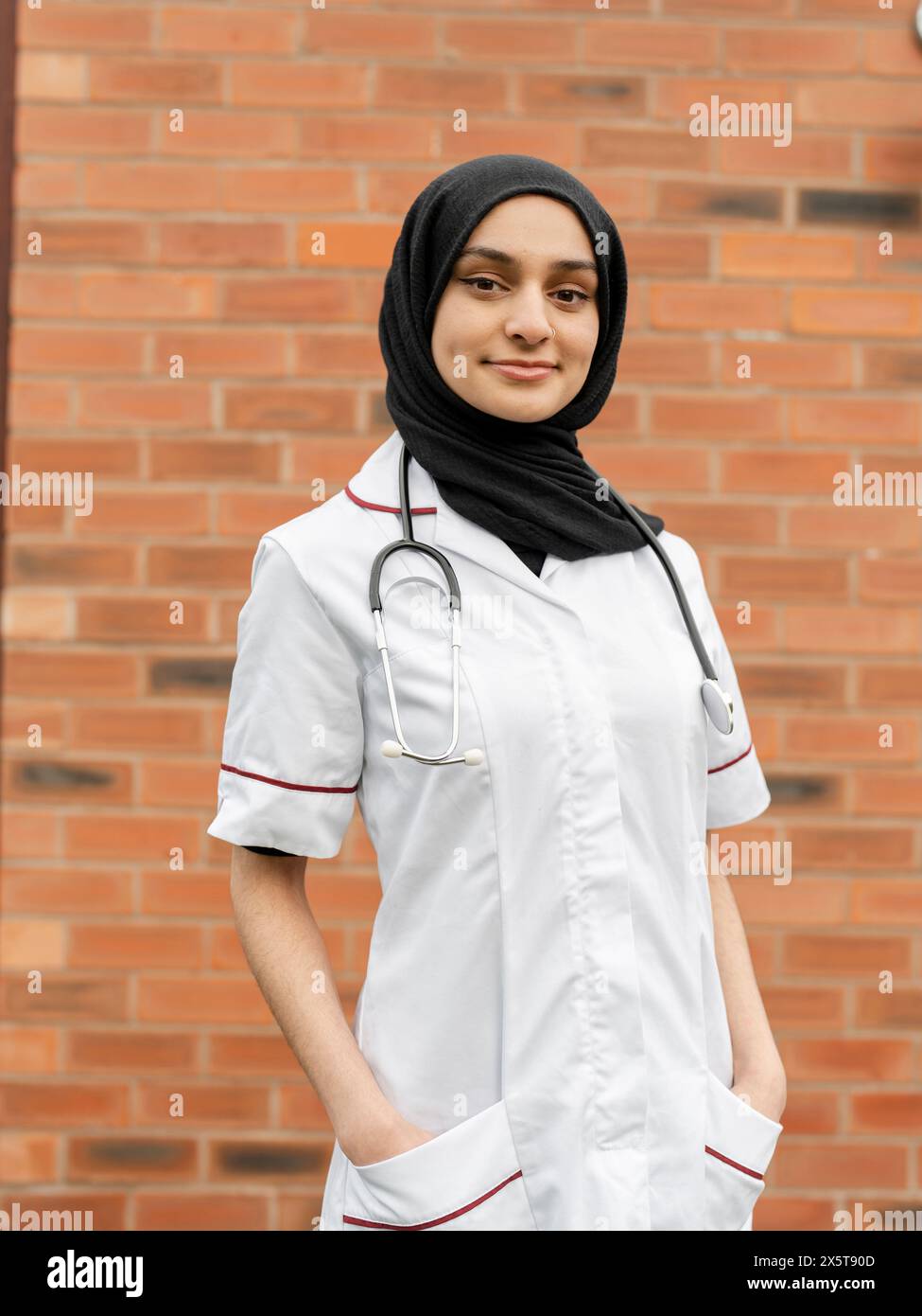 Portrait of female doctor wearing hijab Stock Photo - Alamy