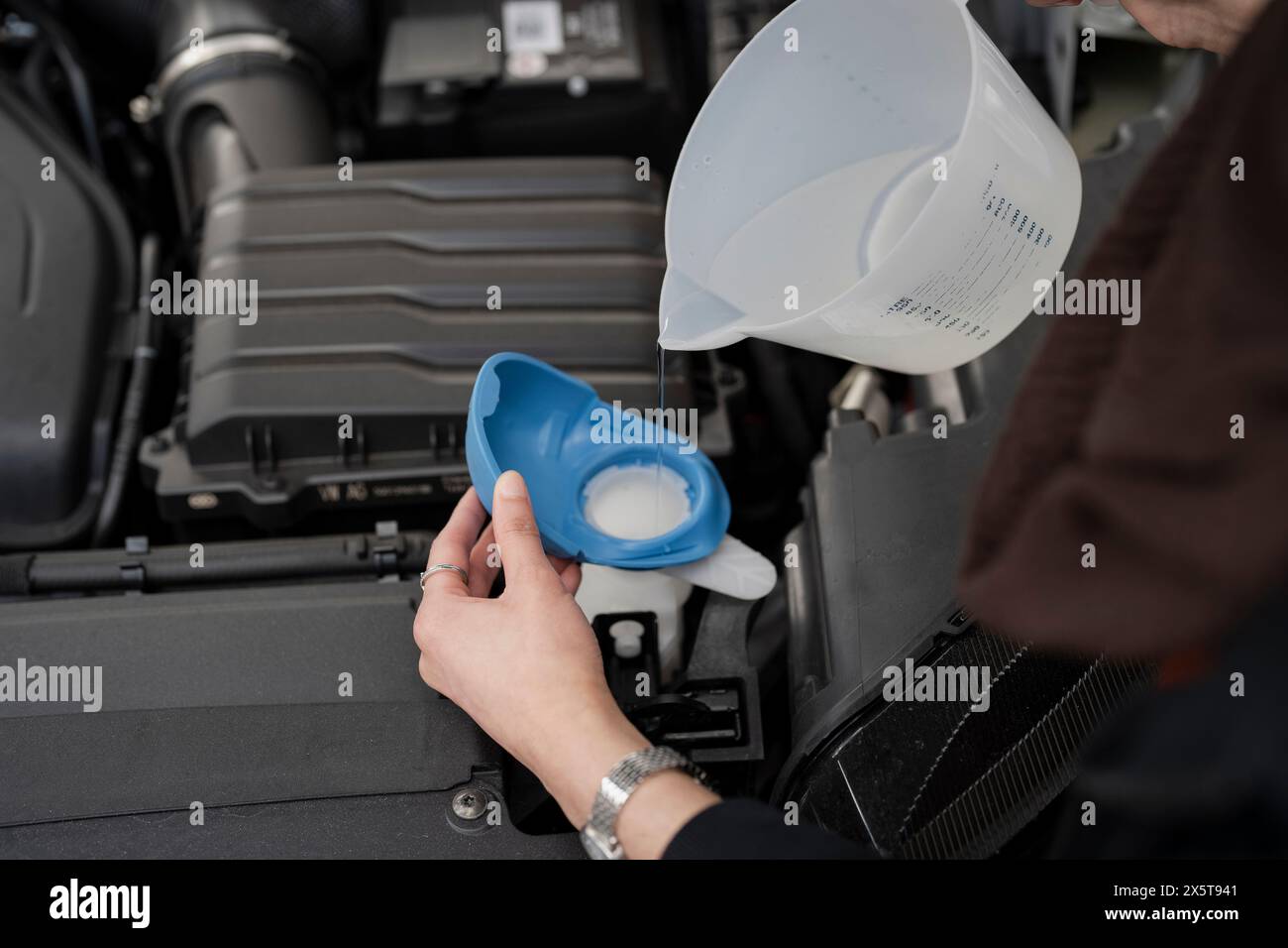 Woman filling water tank in car engine, close up of hands Stock Photo ...