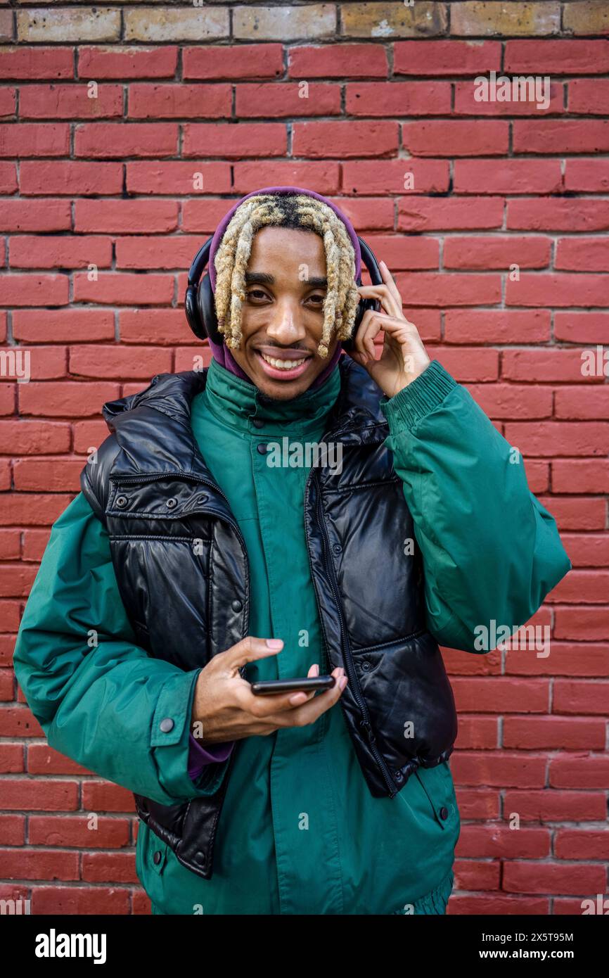 Youth technology young black man hi-res stock photography and images - Alamy