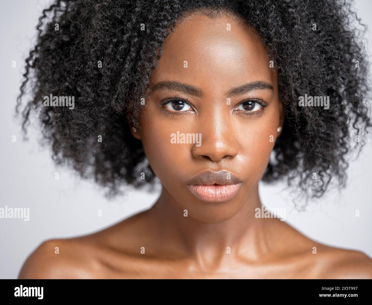 Woman serious studio portrait hi-res stock photography and images - Alamy
