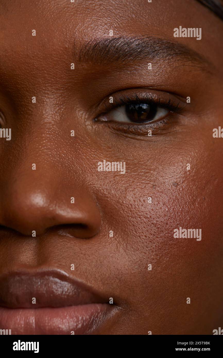 Woman face looking to camera hi-res stock photography and images - Alamy