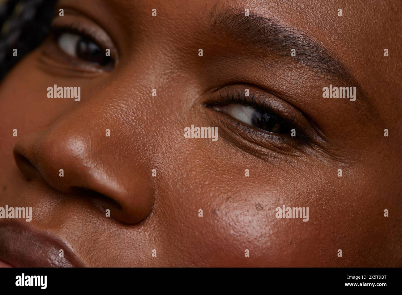 Woman face looking up hi-res stock photography and images - Alamy