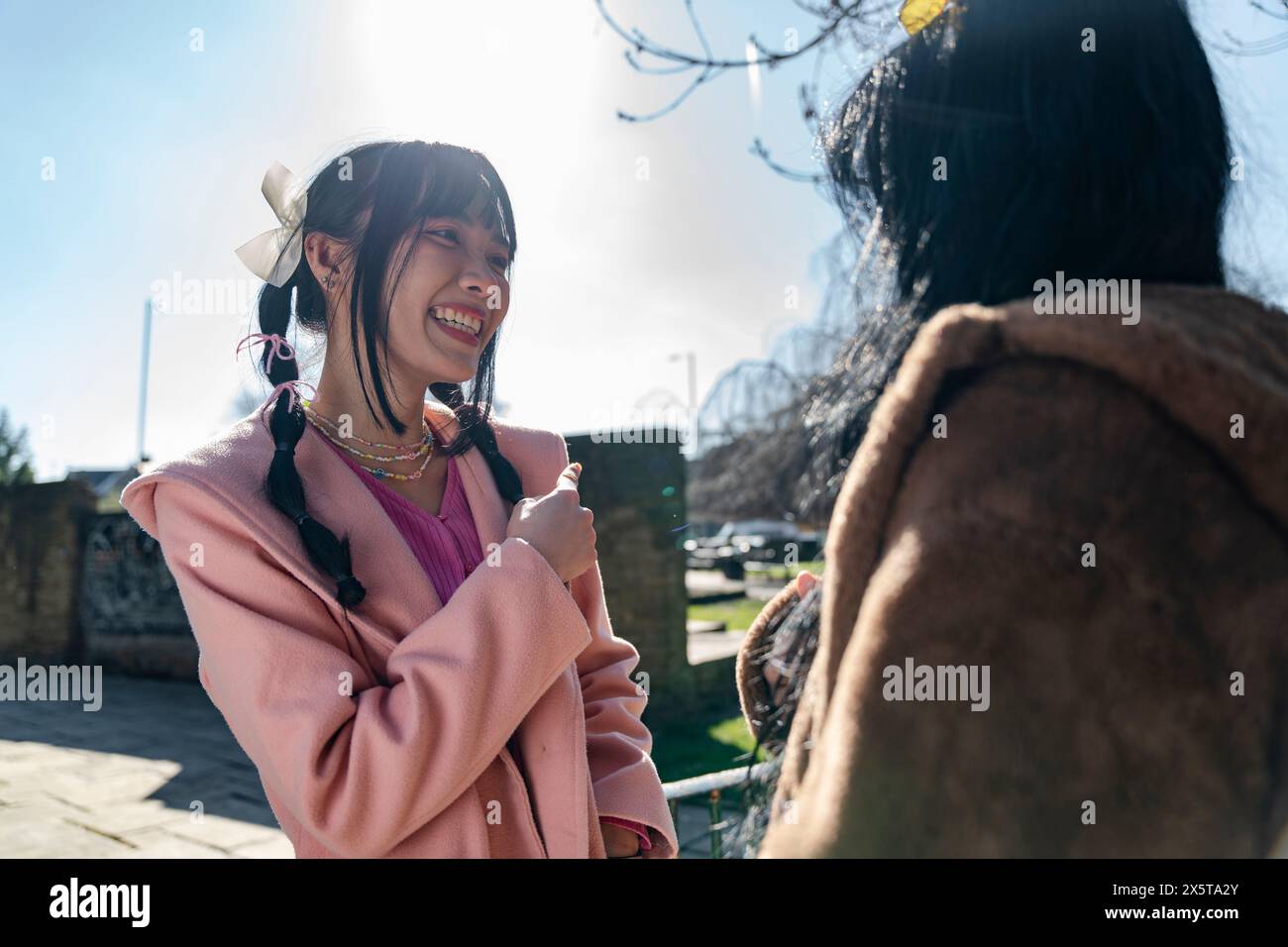 Uk young people talking hi-res stock photography and images - Alamy