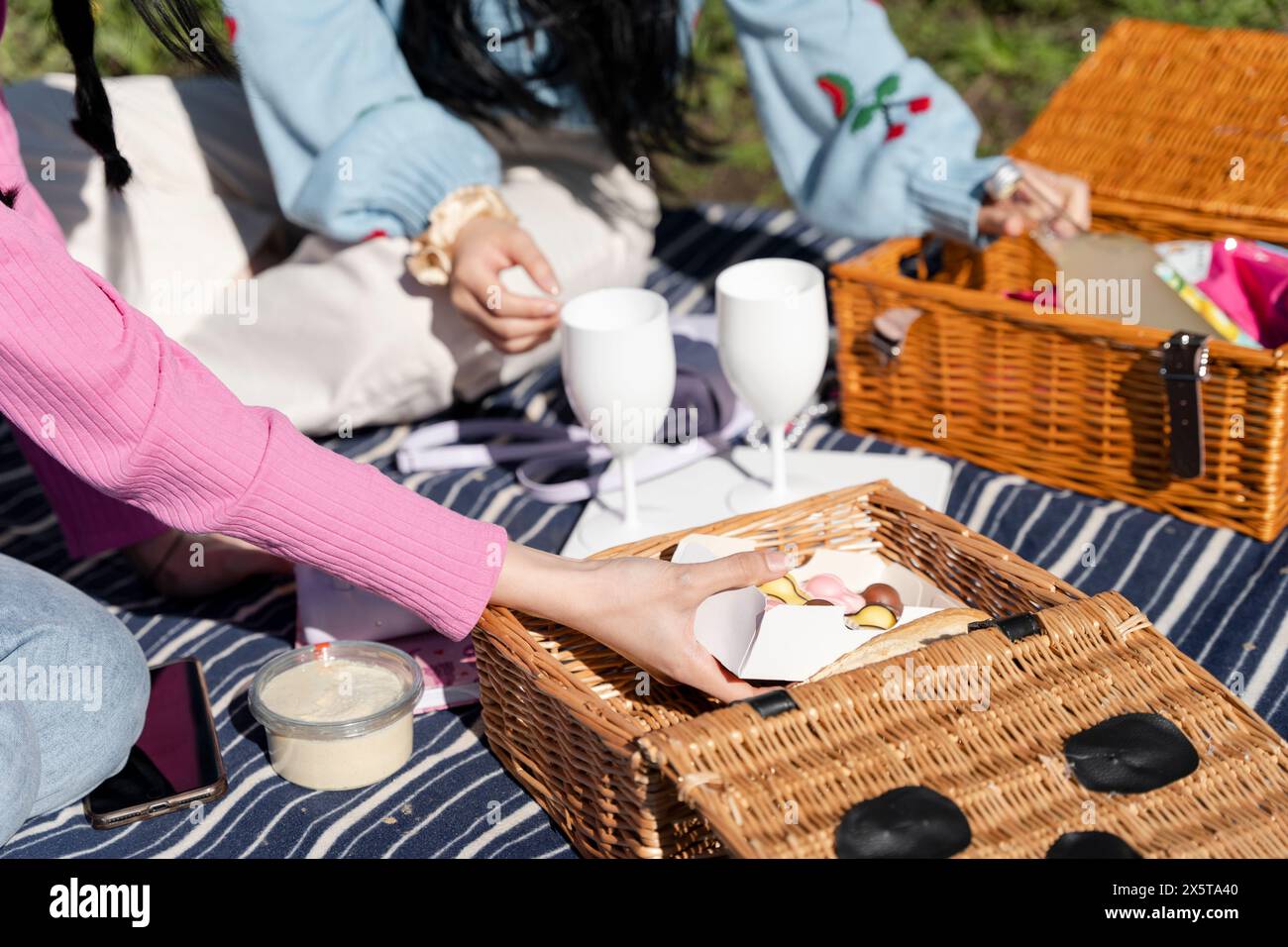 Young people uk picnic hi-res stock photography and images - Alamy