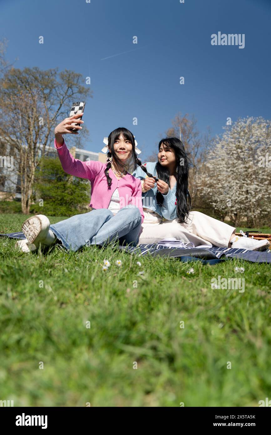 Female friends smiling taking hi-res stock photography and images - Alamy