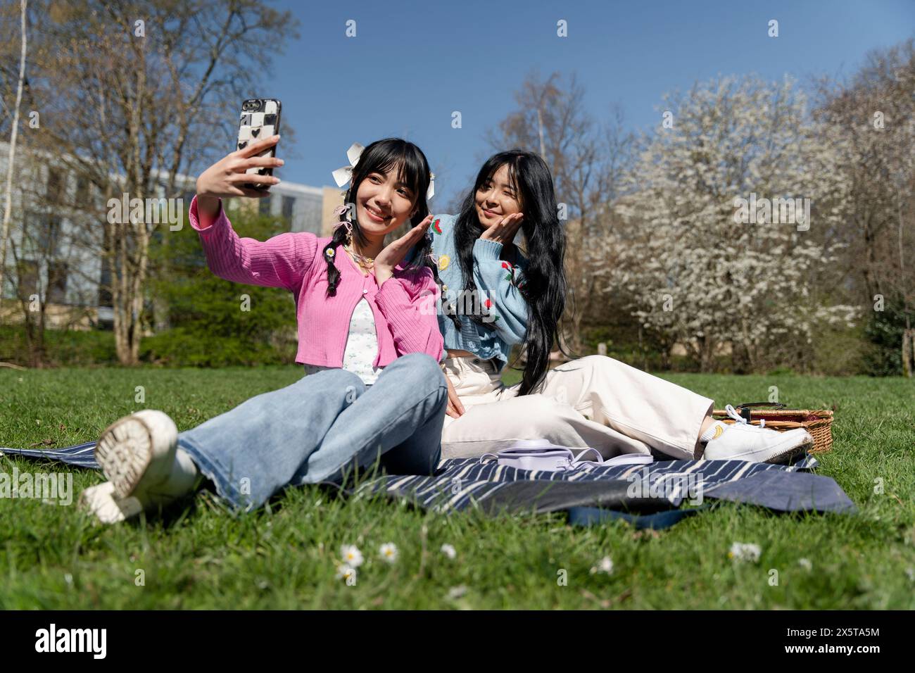 Female friends phone black hi-res stock photography and images - Alamy