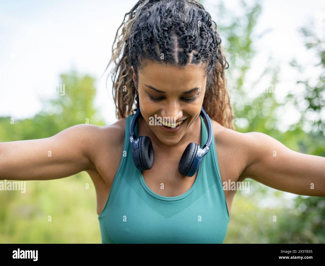 Woman looking down hi-res stock photography and images - Alamy