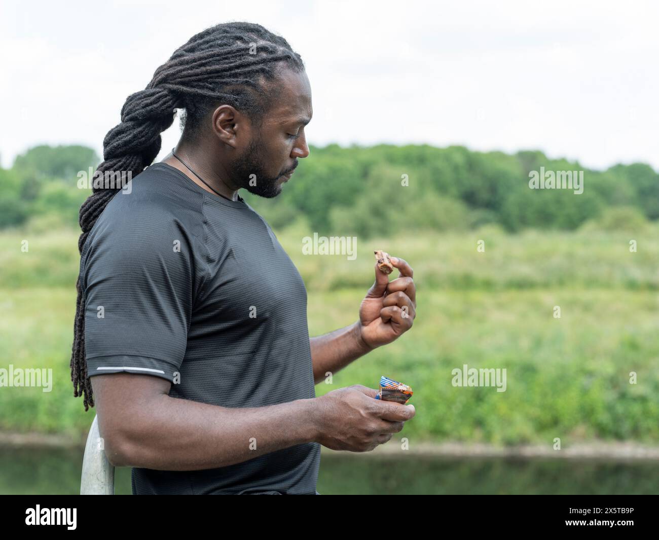 Man eating protein bar during workout Stock Photo - Alamy