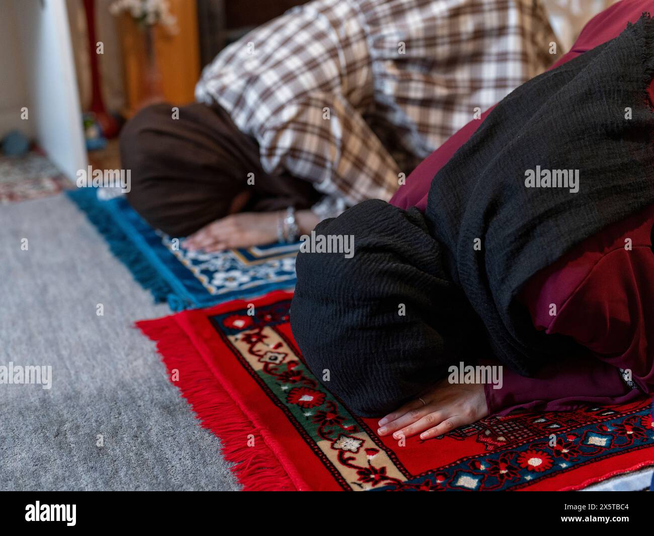 Women and prayer mat islam hi-res stock photography and images - Alamy