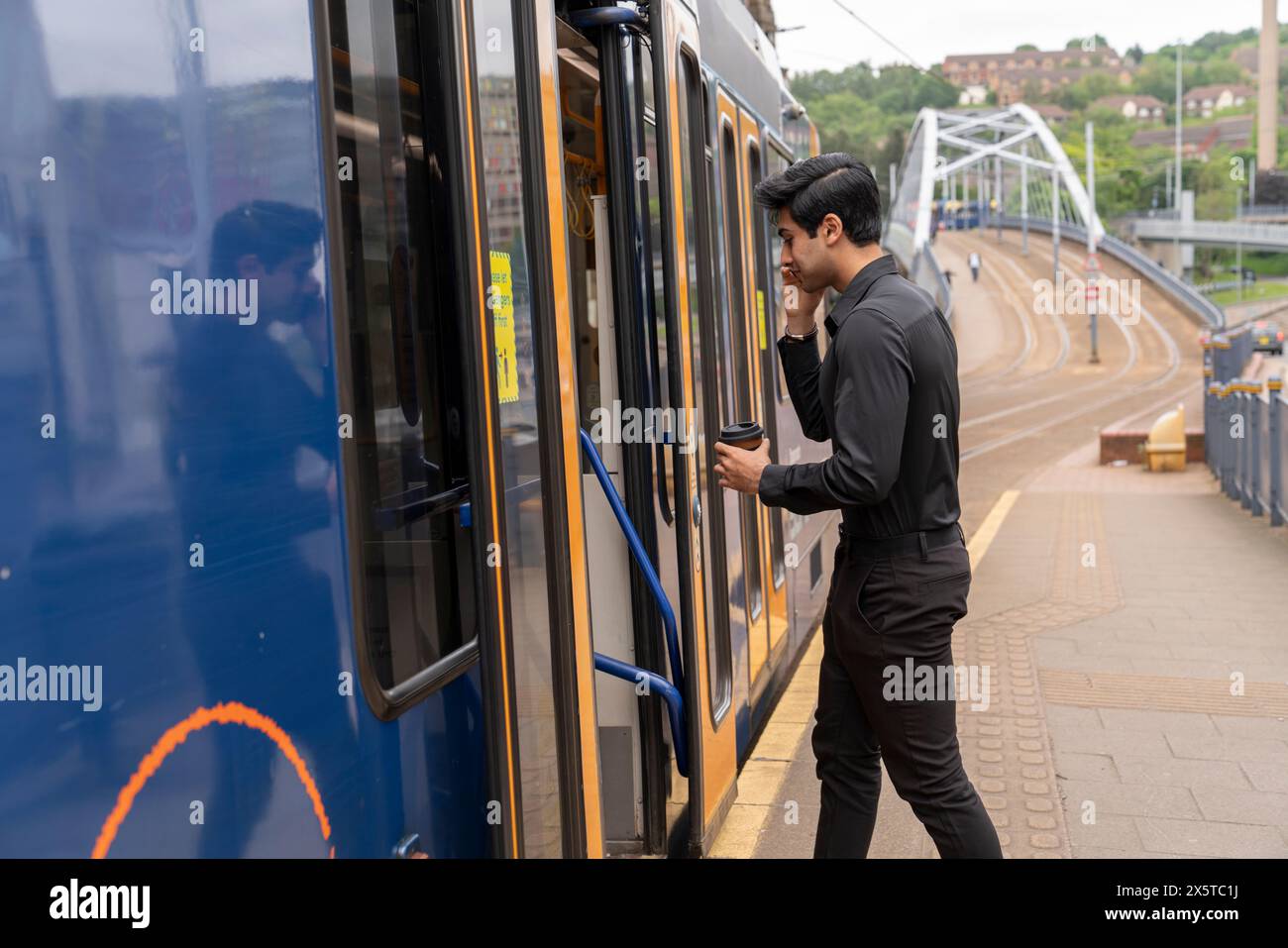 Man talking on phone entering hi-res stock photography and images - Alamy