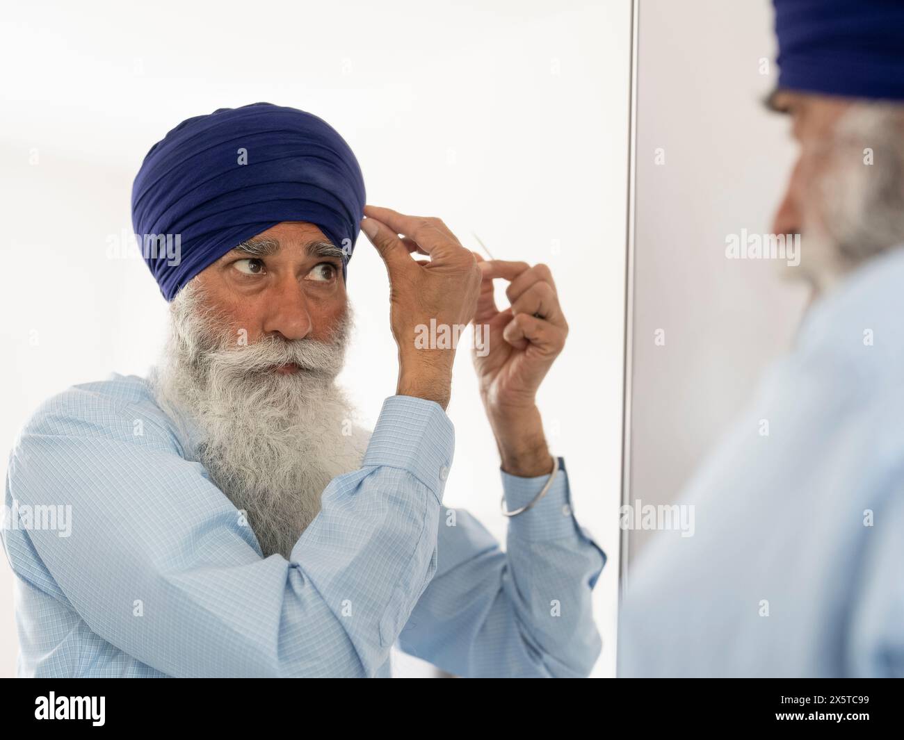 Senior man wrapping turban around head Stock Photo - Alamy