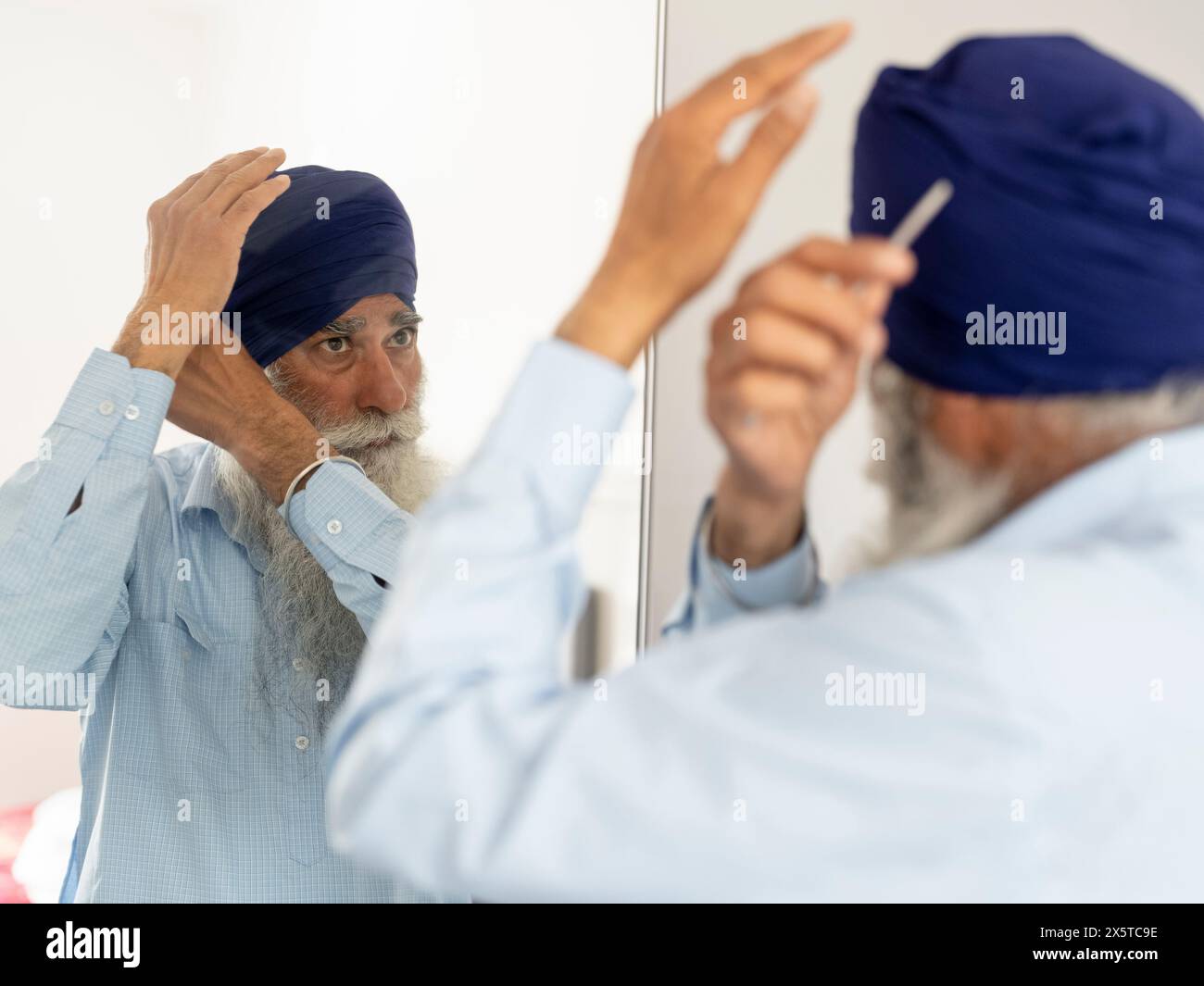 Senior man wrapping turban around head Stock Photo - Alamy