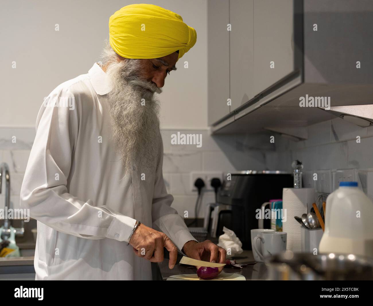 Cooking kitchen senior man hi-res stock photography and images - Alamy