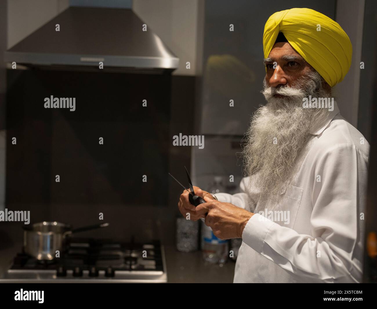 Indian man cooking hi-res stock photography and images - Alamy