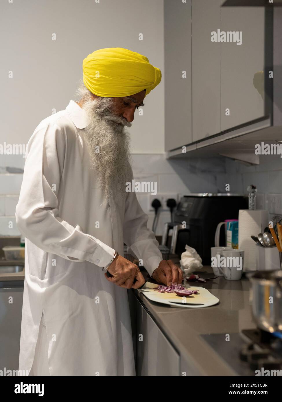 Indian man cooking hi-res stock photography and images - Alamy