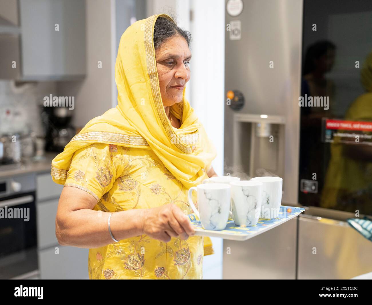 Mature woman in traditional clothing carrying chai Stock Photo - Alamy