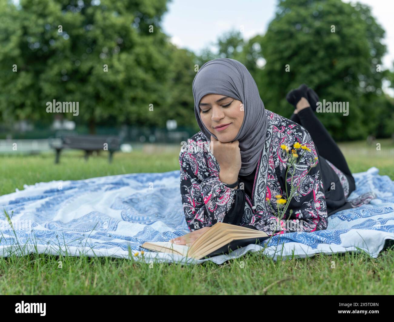 Reading book on grass tree hi-res stock photography and images - Alamy