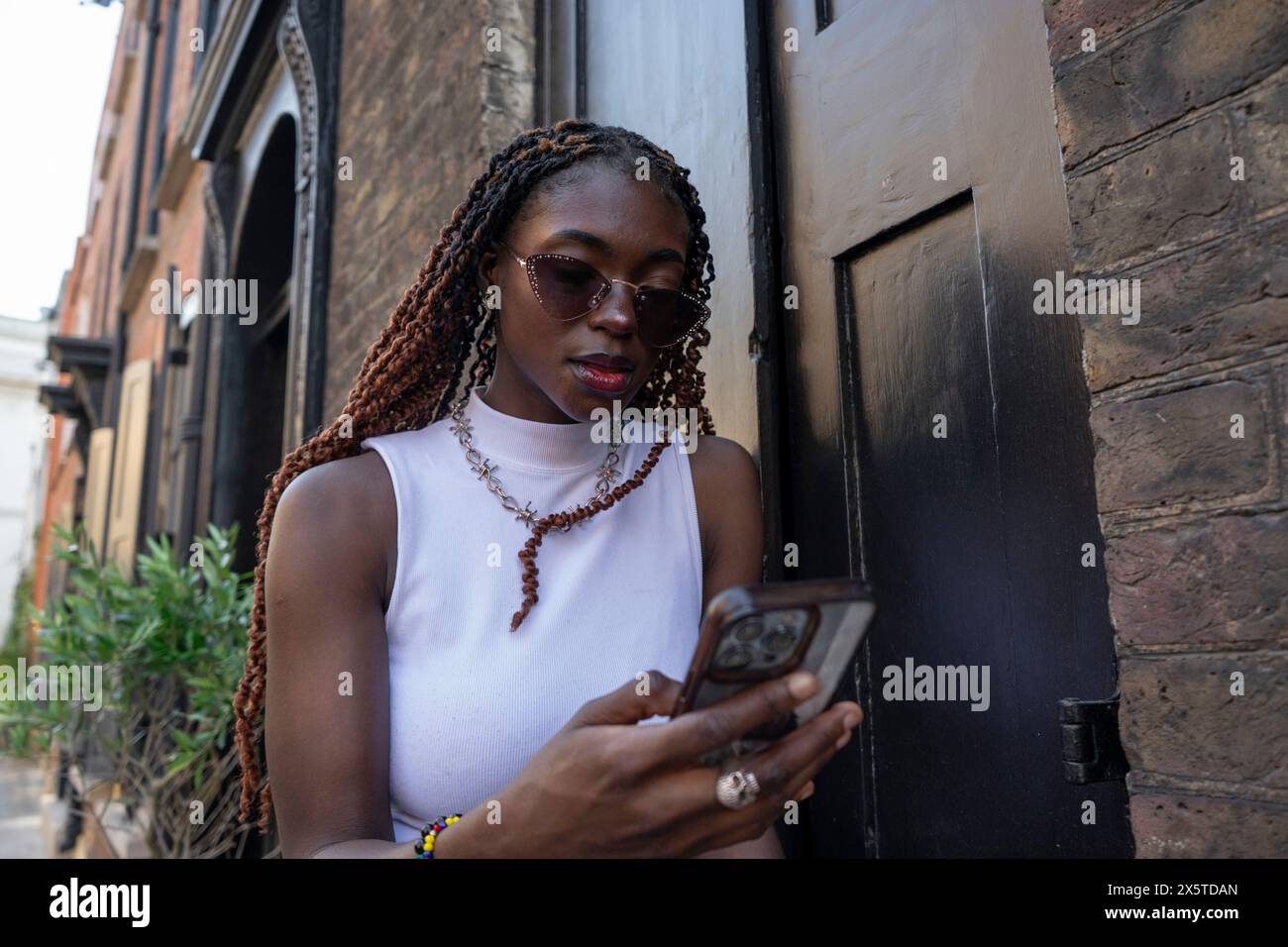 Woman wearing sunglasses using hi-res stock photography and images - Alamy